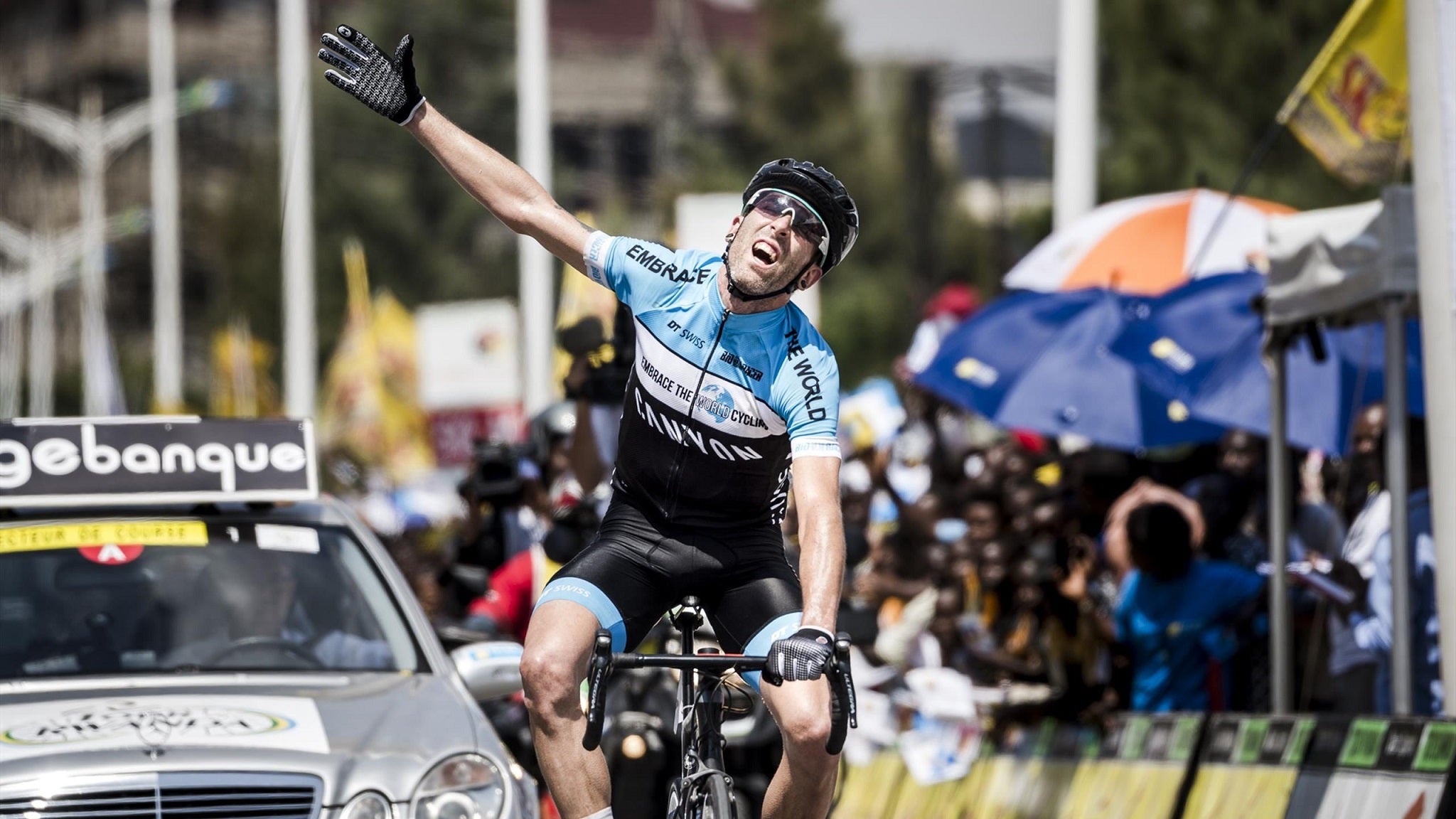 Timothy Rugg - Hard man in Rwanda – Handske